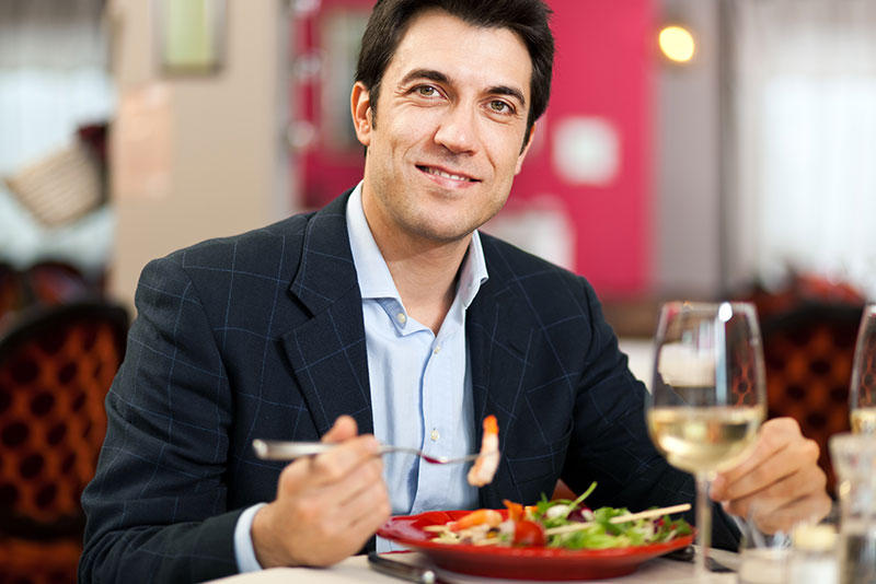 Comer fuera de casa sin descuidar la dieta | Condones Alfa